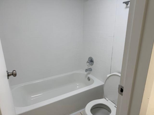 MOVE IN SPECIAL * 1/2 OFF 2ND MONTH'S RENT! Spacious 876 SF Unit 2 bd / 1 ba near UF Brandywine Condos