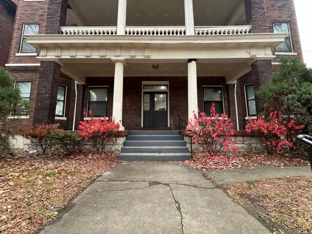 MOVE IN SPECIAL! 1521 S 4th Unit 6 2bed/1bath Private entrance, pets okay!