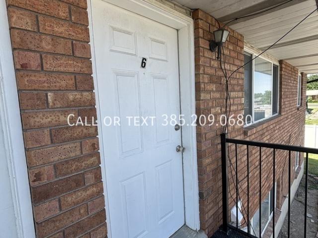 ✨ Whoa! $500 OFF 1st Month + Free Flat Screen! ✨ 3 Bed 1 Bath Upstairs Unit