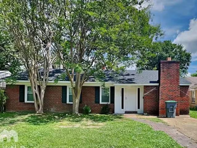 MOVE IN SPECIAL! HALF OFF SECOND FULL MONTH'S RE 4520 Dunn Ave