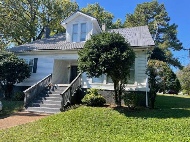 MOVE IN SPECIAL! Upstairs apartment available in