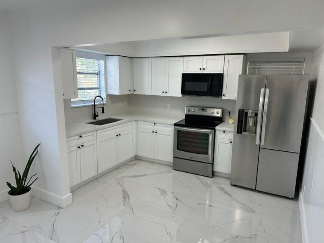 MOVE INTO YOUR HOLLYWOOD HOME TODAY! Renovated Hol