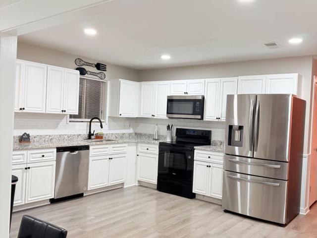 MOVEIN READY ROOMS NEAR JOBS, SHOPPING & TRANSIT S