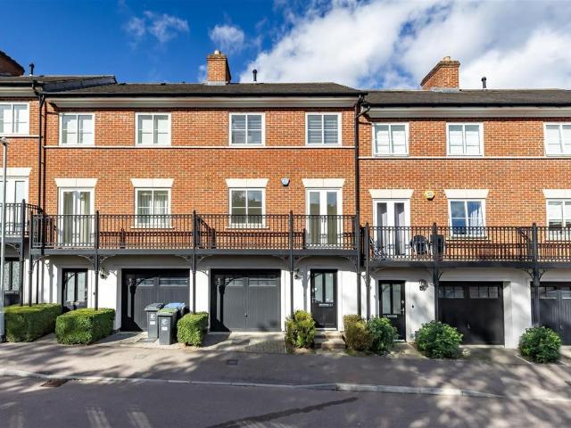 Mowbray Close, Epping 4 bed townhouse to rent £2,750 pcm £635 pw