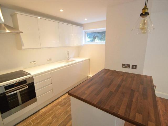 Mowbray Road, London, SE19 2 bed apartment to rent £1,750 pcm £404 pw