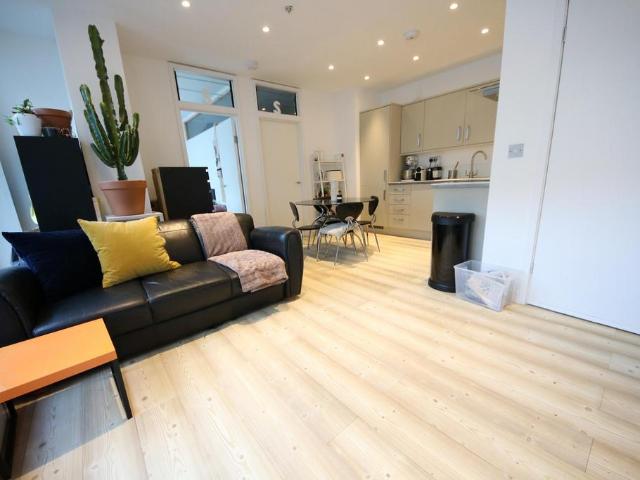 Mowlem Street, London, E2 2 bed apartment to rent £2,150 pcm £496 pw