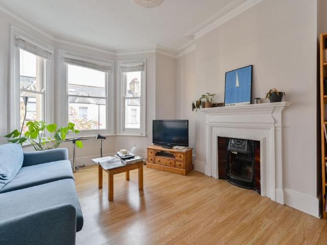 Mowll Street, SW9, Oval, London, SW9 2 bed flat to rent £2,500 pcm £577 pw