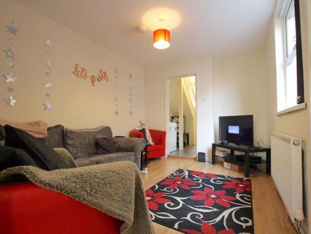 Moy Road, Cardiff CF24 4 bed terraced house to rent £2,300 pcm £531 pw
