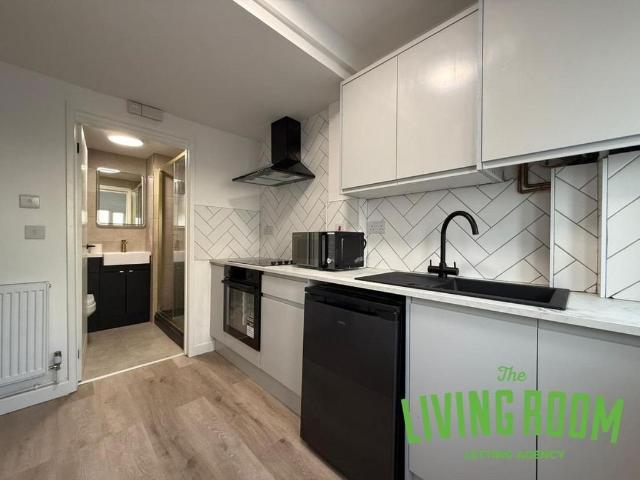 Moy Road, Roath, Cardiff 1 bed flat to rent £1,000 pcm £231 pw