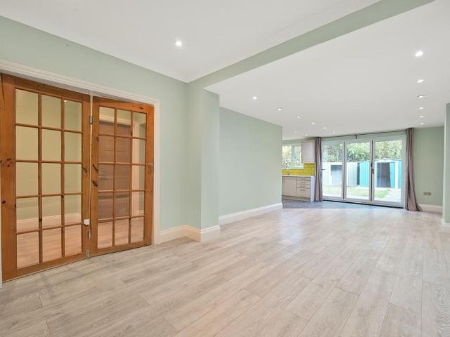 Moyne Place, London NW10 5 bed house to rent £4,000 pcm £923 pw