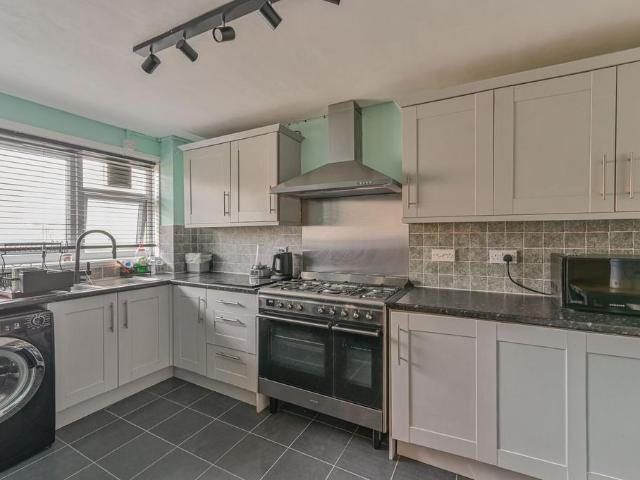 Moyser Road, Furzedown, London, SW16 3 bed maisonette to rent £2,350 pcm £542 pw