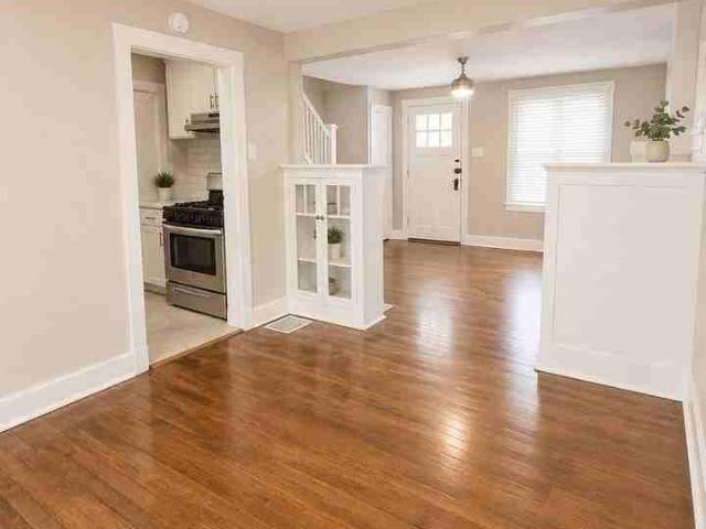 Mt. Lebanon Duplex for Rent with Front and Back Porch * Pet Friendly Apartment * Walk to the T * Renovated * 2 Bedroom Apartment for Rent at 748 Shady Dr E, Upper St. Clair, PA 15228 Mount Lebanon