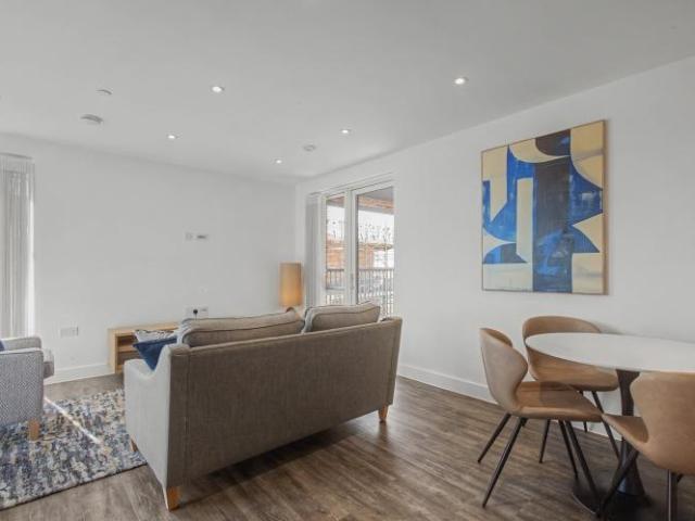 Munda Way, Oxford 3 bed apartment to rent £2,400 pcm £554 pw