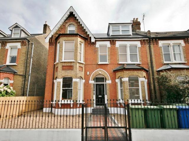 Mundania Road, East Dulwich, SE22 2 bed flat to rent £2,150 pcm £496 pw