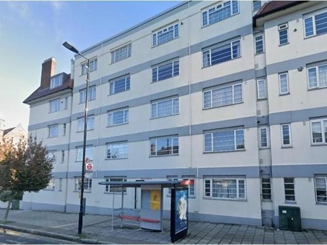 Mundania Road, London, SE22 3 bed flat to rent £2,500 pcm £577 pw