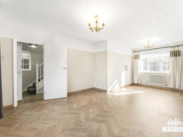 Mungo Park Road, Rainham, RM13 3 bed terraced house to rent £2,700 pcm £623 pw