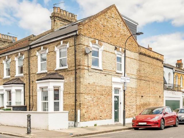Munster Road, London SW6 4 bed house to rent £5,950 pcm £1,373 pw
