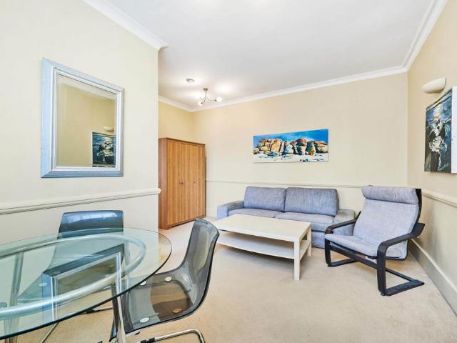 Munster Road, London, SW6 1 bed flat to rent £1,900 pcm £438 pw