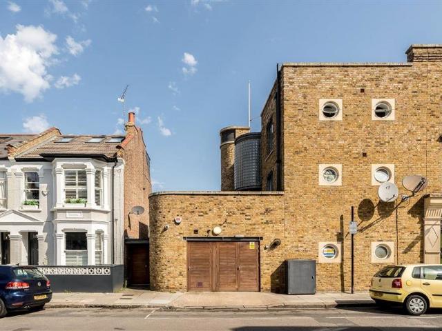 Munster Road, London SW6 1 bed flat to rent £2,383 pcm £550 pw