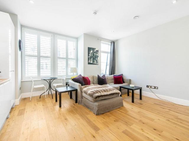 Munster Road, London, SW6 2 bed flat to rent £2,500 pcm £577 pw