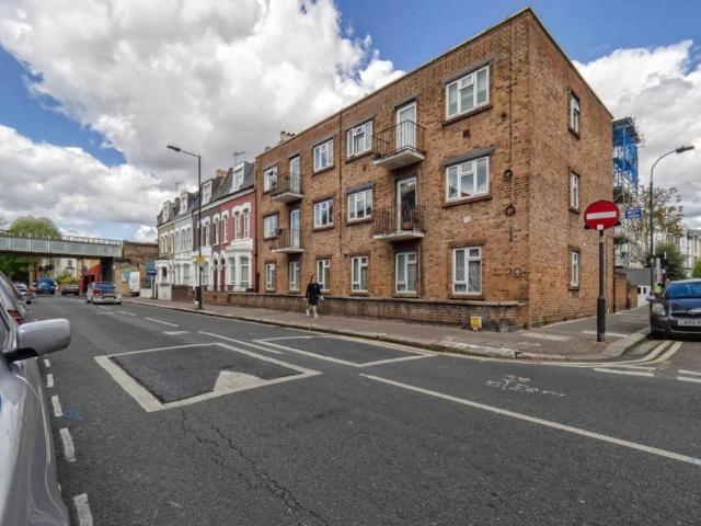 Munster Road, London, SW6 2 bed flat to rent £2,600 pcm £600 pw