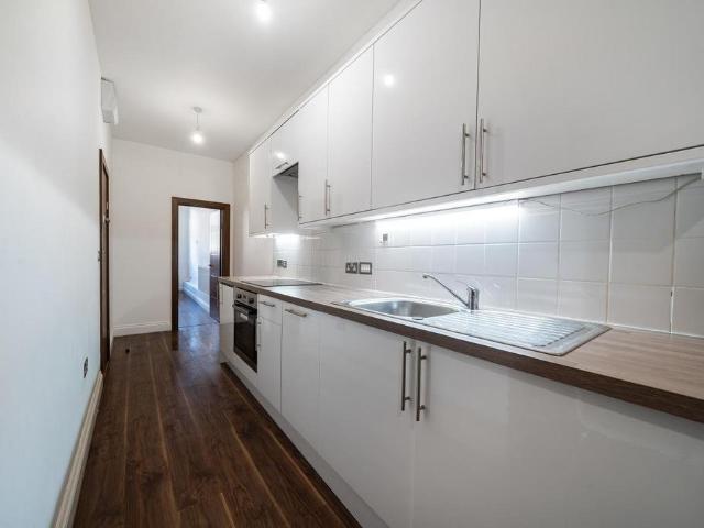 Munster Road, London, SW6 2 bed flat to rent £2,100 pcm £485 pw