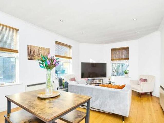 Munster Road, London, 3 Bedroom Flat