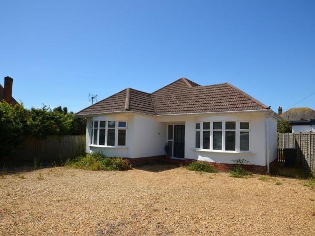 MUDEFORD 3 bed detached bungalow to rent £2,400 pcm £554 pw