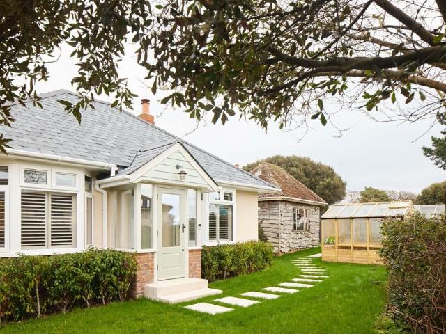 Mudeford, Christchurch, BH23 2 bed bungalow to rent £2,300 pcm £531 pw