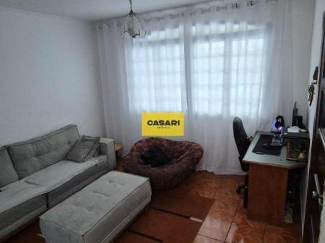 Muito bom sobrado com excelente localização