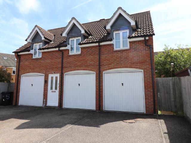 Muir Place, Wickford SS12, 2 bed flat to rent, £1,250 pcm | PrimeLocation