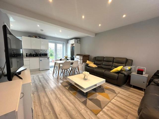 Muirfield Road, Watford WD19 3 bed semi detached house to rent £2,150 pcm £496 pw