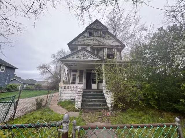 Multi Family Potential in Cleveland! Less than 10 Mins to Down.