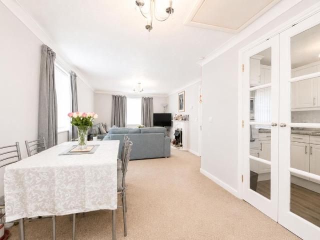 Mulberry Court, East Finchley N2, 2 bed flat to rent, £1,800 pcm | PrimeLocation