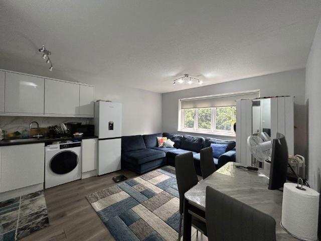 Mulberry Close, Luton, Bedfordshire LU1, 1 bed flat to rent, £1,000 pcm | PrimeLocation