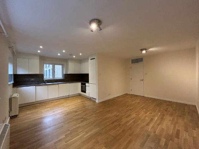 Mulberry Close, Luton, Bedfordshire LU1, 2 bed flat to rent, £1,150 pcm | PrimeLocation