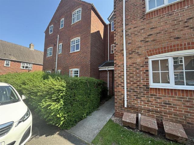 Mulberry Drive, Lichfield, WS13 2 bed apartment to rent £1,150 pcm £265 pw