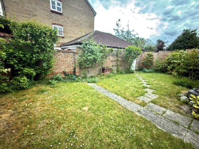Mulberry Gardens, Witham, CM8 2 bed detached bungalow to rent £1,550 pcm £358 pw