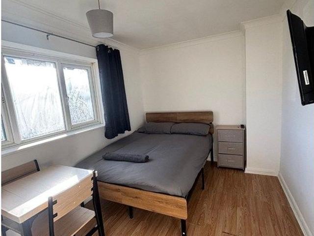 Mulberry Road, Crawley RH11, Room to rent, £850 pcm | PrimeLocation
