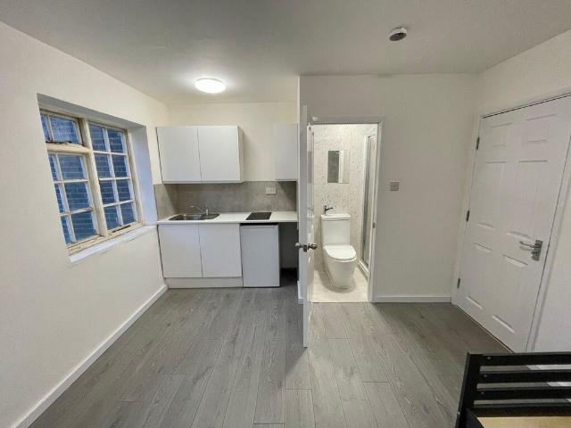 Mulgrave Road SM2, 1 bed flat to rent, £1,300 pcm | PrimeLocation