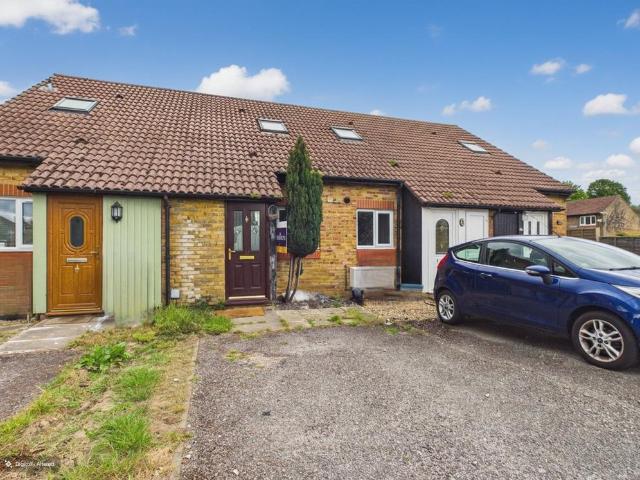 Mullens Road, Egham, Surrey, TW20 1 bed terraced house to rent £1,325 pcm £306 pw