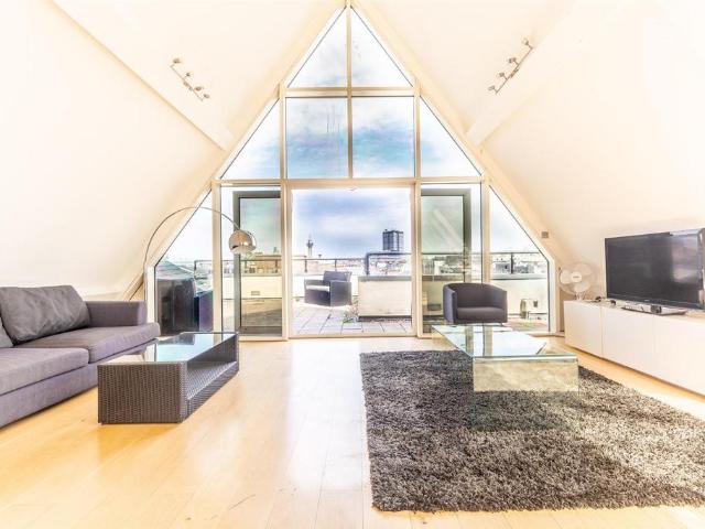 Murton House, Grainger Street, City. 2 bed penthouse to rent £2,250 pcm £519 pw