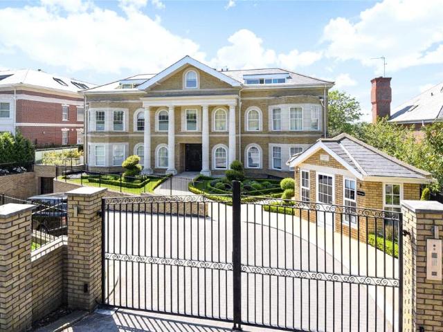Murano House, 389 Cockfosters Road. 3 bed penthouse to rent £6,950 pcm £1,604 pw