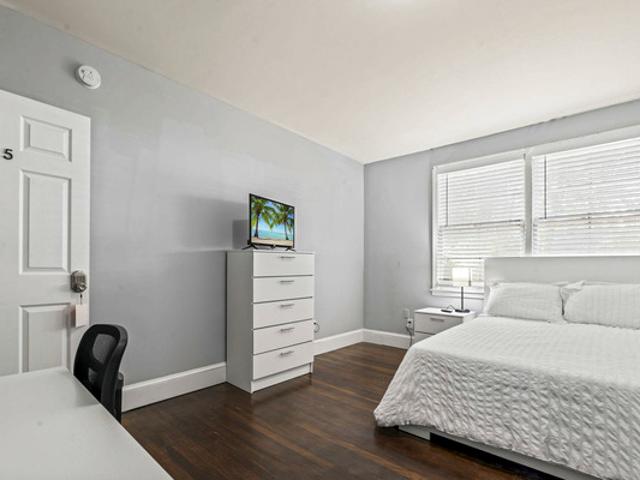 Murray Hill | Near Hospitals, NAS Jax & Major Employers | Private Furnished Room | All Bills Paid | Gigabit WiFi + TV | Top Rated Host | Move In Ready