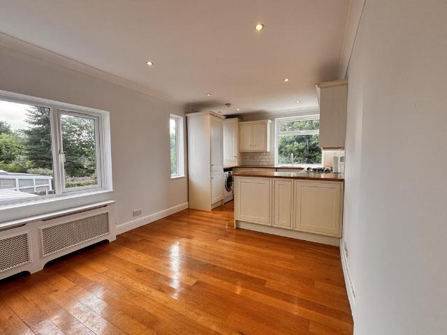 Murray Road,W5, Ealing 2 bed flat to rent £2,100 pcm £485 pw