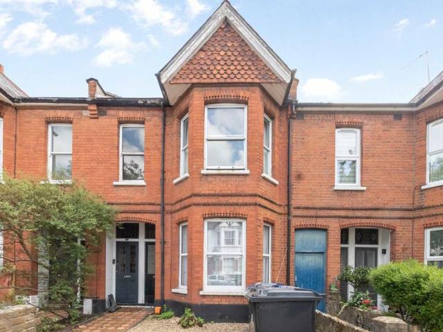 Murray Road, London W5 2 bed flat to rent £1,950 pcm £450 pw