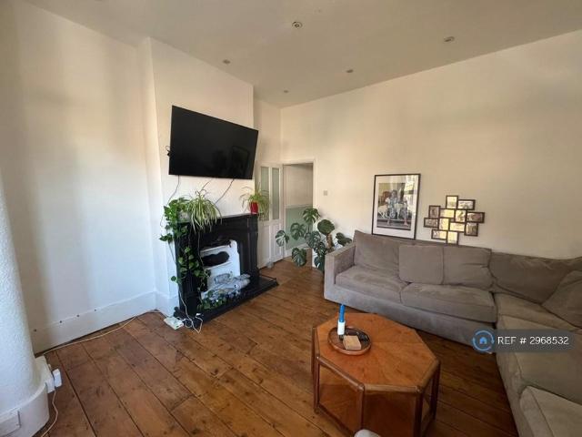 Murray Road, London, W5 2 bed maisonette to rent £3,000 pcm £692 pw