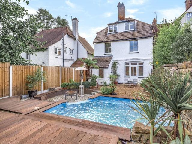 Murray Road, Northwood HA6 5 bed detached house to rent £3,750 pcm £865 pw