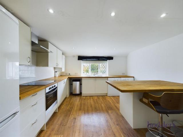 Murray Road, Ottershaw, Chertsey. 2 bed maisonette to rent £1,750 pcm £404 pw