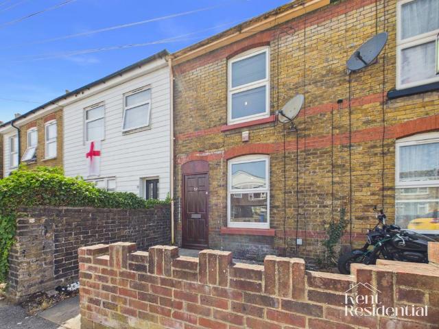 Murston Road, Sittingbourne, ME10 2 bed terraced house to rent £1,275 pcm £294 pw